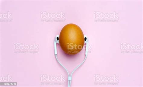 헤드폰에서 음악을 듣는 계란 최소한의 창조적 인 개념입니다 분홍색 배경 복사 공간 0명에 대한 스톡 사진 및 기타 이미지 0