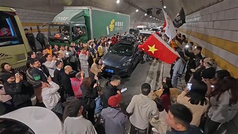 国庆出游路上堵车，众人在隧道开起了演唱会，小朋友卖力演唱《爱我中华》腾讯新闻