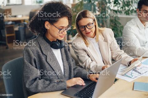 사무실 책상에 앉아 문서를 함께 작업하는 동료 그룹 팀워크 개념 25 29세에 대한 스톡 사진 및 기타 이미지 25 29세