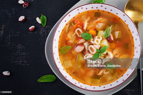 미네스트론 어두운 테이블에 파스타와 이탈리아 야채 수프 상단 보기 플랫 레이 복사 공간 감자 요리에 대한 스톡 사진 및 기타 이미지 Istock