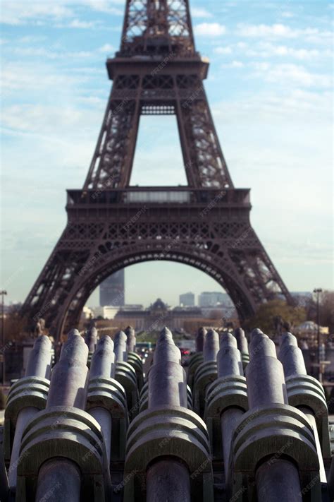 Estructura Metálica Contra La Torre Eiffel Foto Premium