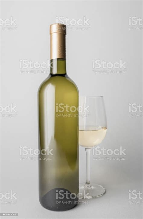 와인 병과 와인 잔의 전면 보기 가득 찬에 대한 스톡 사진 및 기타 이미지 가득 찬 검은색 고립 색상 Istock