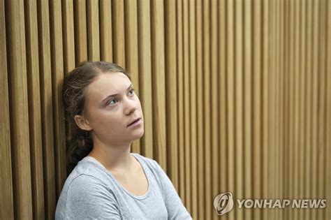 스웨덴 법원에 출석한 기후활동가 툰베리 연합뉴스