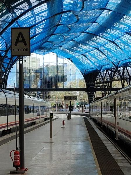 Las Esperas Modernistas De La Estació De França