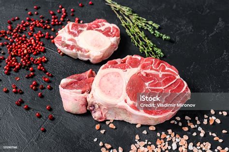 허브를 곁들인 생 신선한 오소부코 콘 오소 부코 고기 검은 색 배경입니다 맨 위 보기 검은색에 대한 스톡 사진 및 기타 이미지