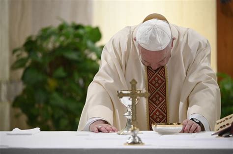 Coronavirus Papa Francesco prega per gli infermieri esempio eroicità