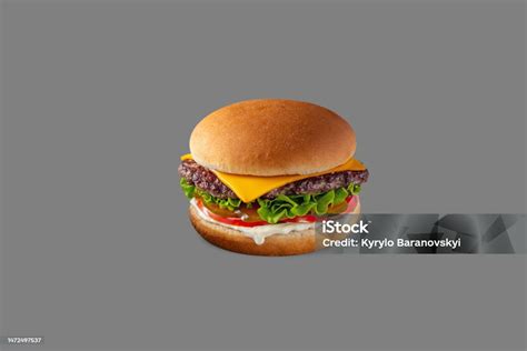 쇠고기 패티 양상추 신선한 토마토 피클 및 마요네즈 소스를 곁들인 치즈 버거 버거는 회색 배경에 서 있습니다 햄버거 류에 대한 스톡 사진 및 기타 이미지 Istock