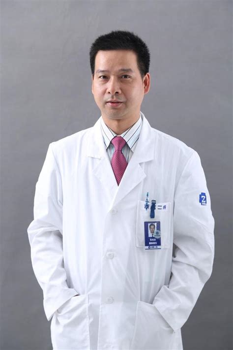 我眼睛裡面「長了蟲子還會扭」專家：中老年人小心飛蚊症 每日頭條