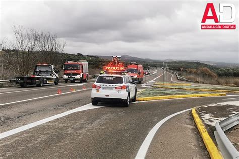 La colisión entre un camión y un turismo a la salida del Hospital se