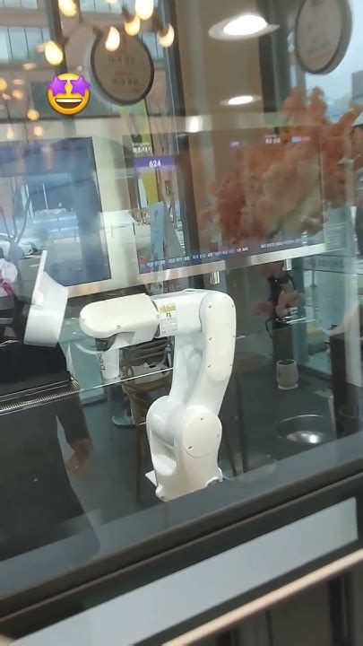 로봇카페에서 로봇이 만들어준 핫초코 출처강아지의 하루 Youtube