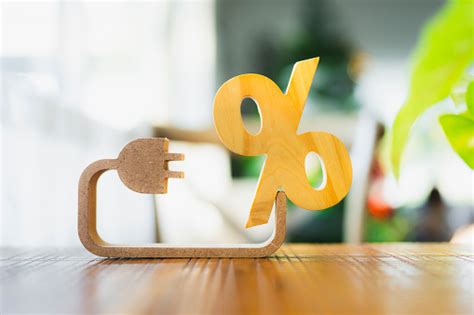 전기 기호가 있는 백분율 기호입니다 가계 공과금 월 전기요금 금리 인상을 통한 경기 부양책 확대의 개념 전기 연료 및 전력 생산에 대한 스톡 사진 및 기타 이미지 Istock