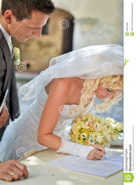 Невеста и Groom стоковое изображение изображение насчитывающей цветки