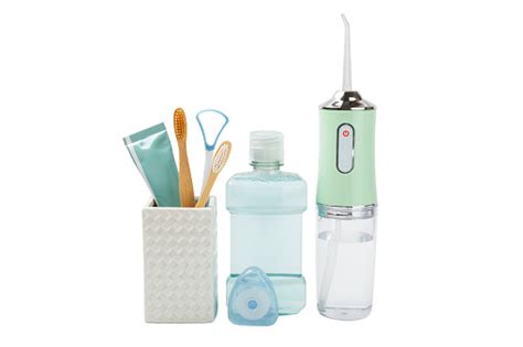 전자 구강 세정기 칫솔 페이스트 치실 및 구강 세정제는 흰색 배경에 분리되어 있습니다 구강 위생을위한 치과 도구 전기 치간 청소기 치과용 물 샤워 구강 관리 Concep 0