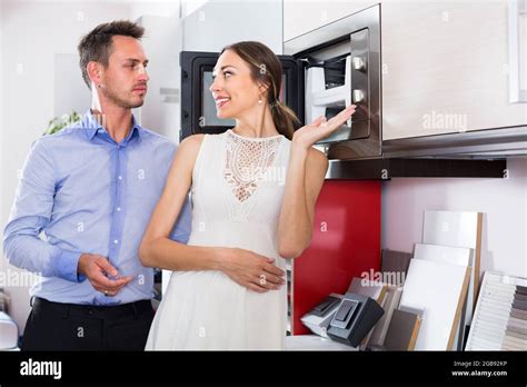 Person Shop Microwave Oven Hi Res Stock Photography And Images Alamy