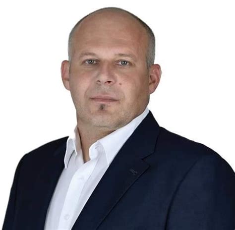 Miralem Hasanović Sa Prijateljima Novogodišnjim Paaketićima Obradovao članove Udruženja Osmijeh