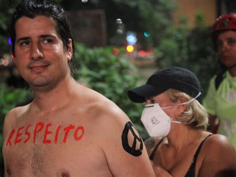 Ciclistas pedem respeito no trânsito em pedalada pelada na Paulista
