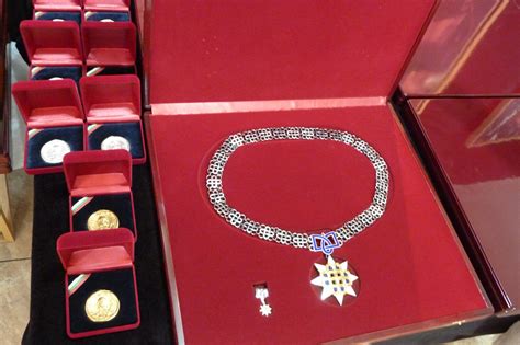 Анжел Вагенщайн Петър Анастасов и инж Никола Добрев с награда „Златен век огърлие