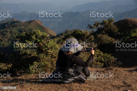 등산객들은 산 꼭대기에 서서 자연의 경치를 즐기는 배낭을 메고 있다 2023년에 대한 스톡 사진 및 기타 이미지 2023년 2024 European Mens
