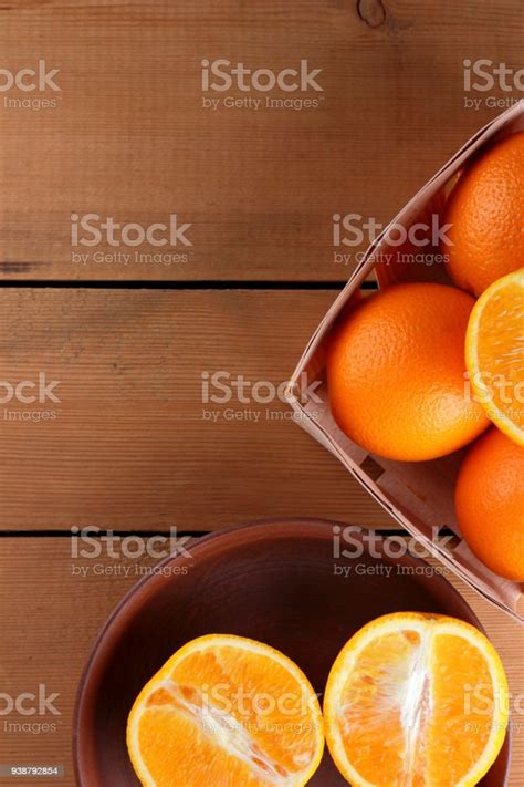 오렌지 나무 배경 복고 스타일 감귤 류의 나무 상자에 복사 점토 판에 공간 오렌지 과일 열 대 과일 테이블에 상자 반 오렌지에서
