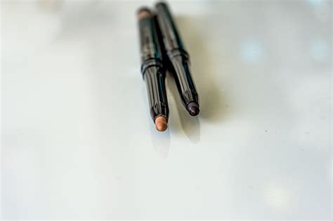 자동 눈 썹 연필 흰색 배경 완벽 한 결과 달성 하기 위해 다양 한 색상의 클로즈업 초점의 얕은 깊이 개념 패션 고