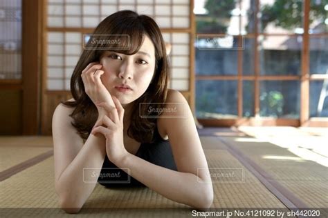 和室にてキャミソール姿でポーズをとる若く美しい女性の写真・画像素材 Snapmart（スナップマート）