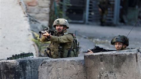 قوات الاحتلال الإسرائيلي تعتقل 4 فلسطينيين بينهم سيدة من الخليل