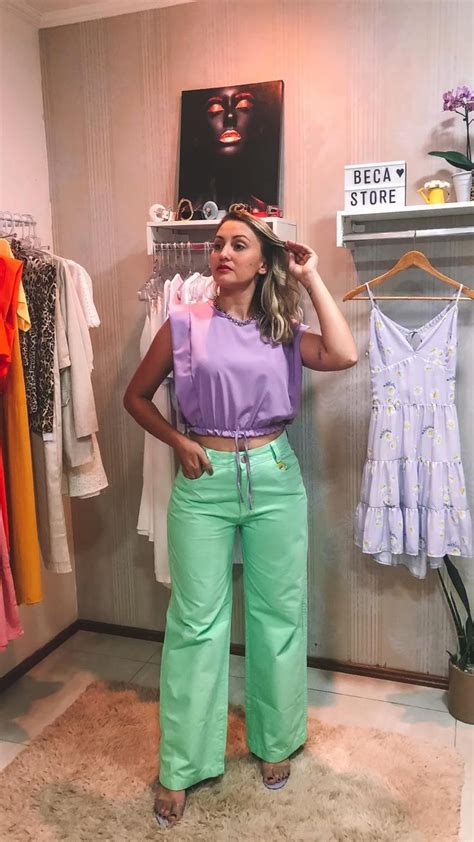 Combinação de cores Look verde e lilás Combinação perfeita Fashion Capri pants Pants