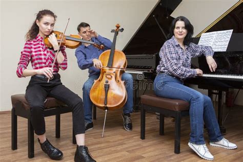 Ensayo De Trío Familiar Padre Toca El Violonchelo Hija Es Violinista