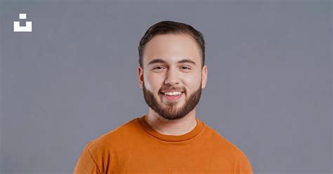 행복한 남자가 카메라를 향해 미소를 지으며 포즈를 취합니다 사진 Unsplash의 무료 남자 이미지