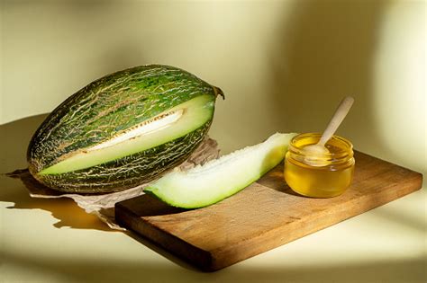 그림자와 노란색 배경에 꿀신선한 멜론에 보기를 닫습니다 크리에이티브 포스터 복사 공간이있는 음식 사진 개념 디저트 여름 달콤한