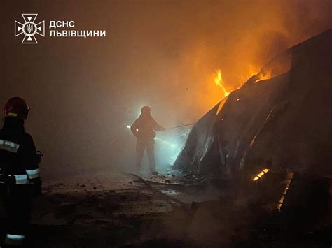 Атака на Львівську область сьогодні згоріли 4 машини фото