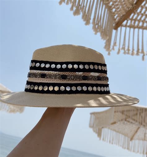 Шапка с права периферия Моан