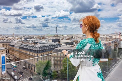 높은 건물 테라스에 서서 도시 풍경을 바라보고 있는 아름 다운 사업가 파리 일 드 프랑스에 대한 스톡 사진 및 기타 이미지 파리 일 드 프랑스 45 49세 개성 개념
