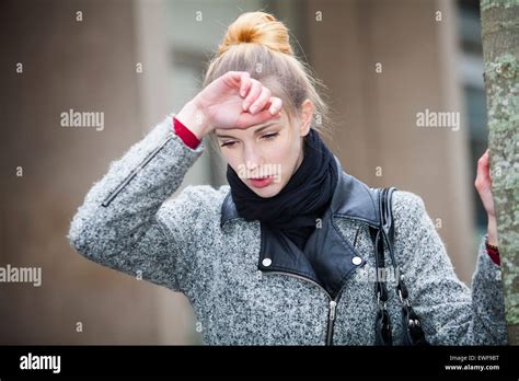 Fainting Woman Hi Res Stock Photography And Images Alamy