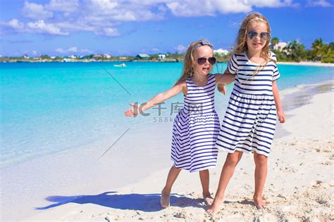 享受夏日海滩假期的可爱的小女孩高清摄影大图 千库网