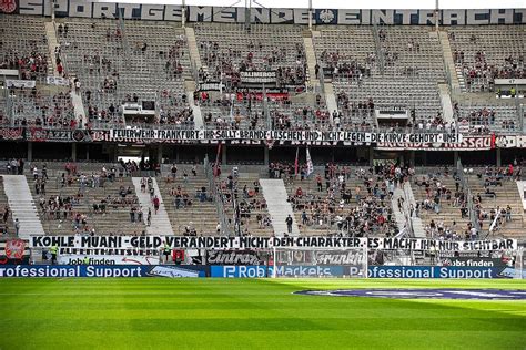 Foot PSG PSG Kolo Muani se fait cracher dessus à Francfort Foot
