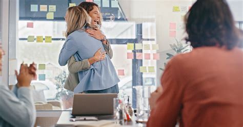 축하 포옹 및 비즈니스 사람들이 프로젝트 달성 계획 성공 및 팀워크를 위한 브레인스토밍 회의에 참석합니다 흥분한 기업 직원들이