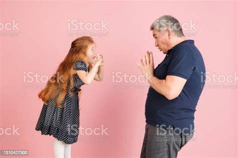 두 사람 남자와 어린 소녀 아빠와 딸은 분홍색 배경에 고립 1위에 대한 스톡 사진 및 기타 이미지 1위 4 5세 50