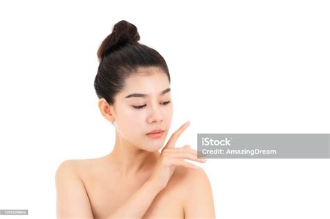흰색 배경에 고립 된 아름다움 피부와 얼굴매력적인 아시아 젊은 여성의 초상화 건강한 피부와 페이스 케어 컨셉 건강한 생활방식에