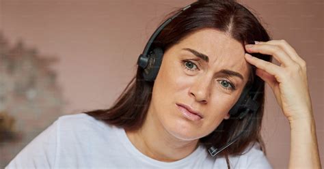 그녀의 일을하고 싶지 않은 그녀의 머리에 팔과 헤드셋에서 원격으로 일하는 여자 사진 Unsplash의 몰려들기 이미지