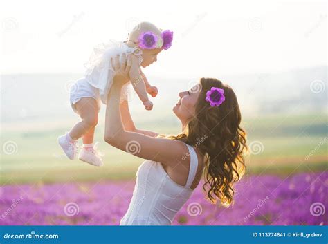 Mutter Und Ihre Tochter Auf Einem Lavendelgebiet Stockbild Bild Von Gl Ck Wiese