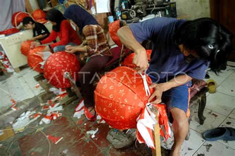 Produksi Lampion Antara Foto