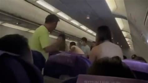 上海飞泰国一航班备降马来西亚后滞留飞机一夜？吉祥航空回应暖闻湃澎湃新闻 The Paper