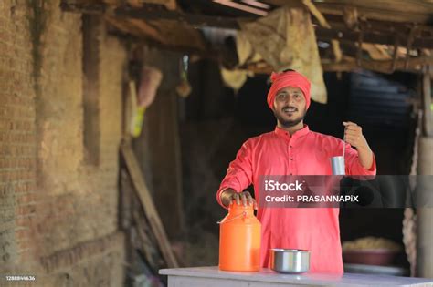 유제품 농장에서 우유를 수집하는 인도 농부 또는 우유 맨 20 24세에 대한 스톡 사진 및 기타 이미지 20 24세 가축형 물소 개념 Istock