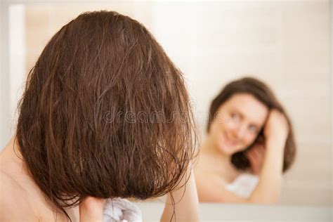 Giovane Donna Felice Davanti Ad Uno Specchio Fotografia Stock