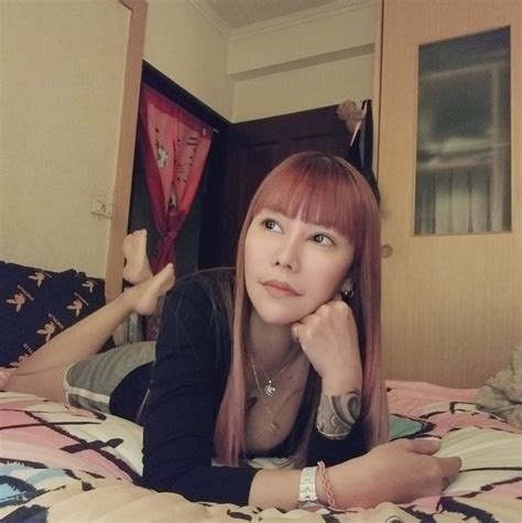 楊絳先生說： 低級女人活在情緒裏，中級女人活在價值裏，高級女人活在覺醒裏。” 厲害的女人三不，不嘮叨，不抱怨，不指責人；字有兩筆，一撇寫前半生，一捺寫後半生。 前半生在他人的世界裏修行