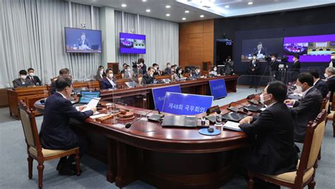 유류세 인하 국무회의 의결‥文 주유소에서 바로 효과 보도록