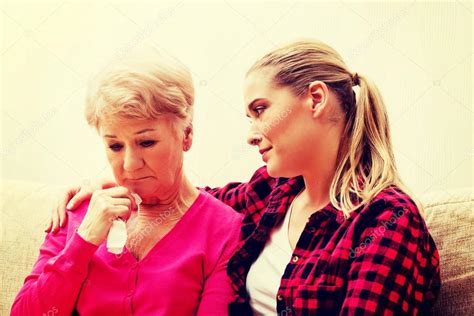 Madre E Hija Sentadas En El Sofá Hija Consolando A Su Madre 2023