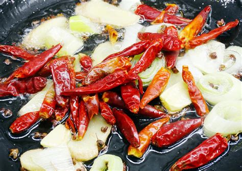 在家做鲁菜花椒炒鸡，炒鸡要原汁、干鲜花椒两锅用，才麻香肉嫩美