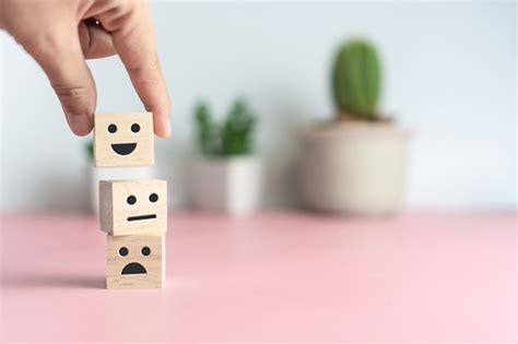 나무 큐브에 얼굴과 카트 아이콘을 미소 낙관적 인 사람 또는 쇼핑 비즈니스의 만족도 개념에 대한 내부 및 서비스 등급을 느끼는